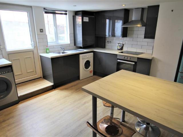 Langdale Terrace, Headingley, Leeds. 6 bed terraced house to rent £3,302 pcm £762 pw