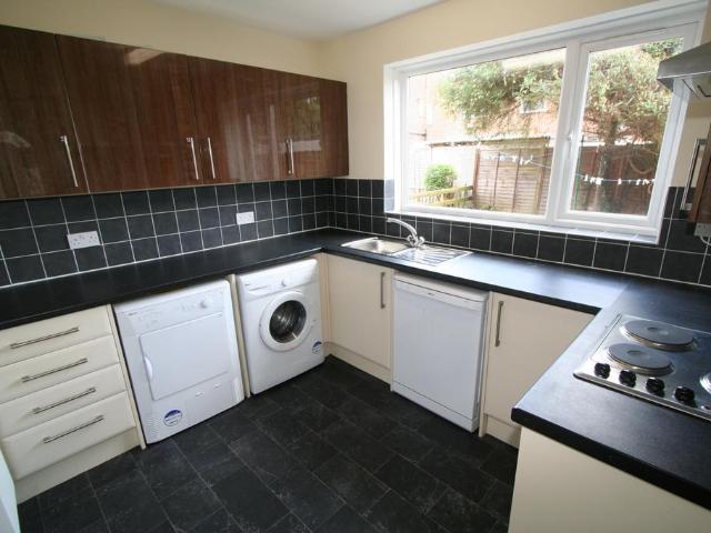 LANGDALE AVENUE, Leeds 4 bed house to rent £1,733 pcm £400 pw