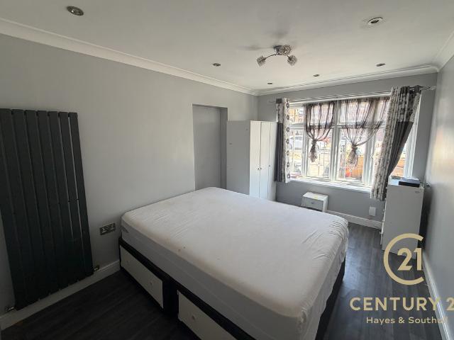 Langdale Drive UB4, 1 bed flat to rent, £1,300 pcm | PrimeLocation