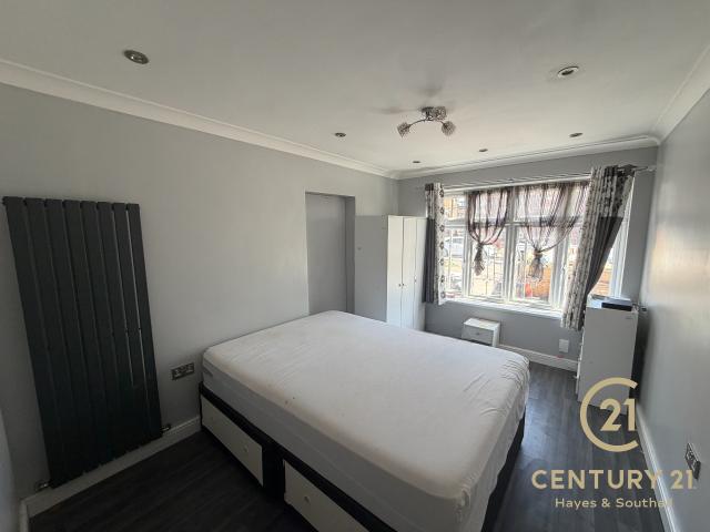 Langdale Drive, UB4 Century 21 United Kingdom