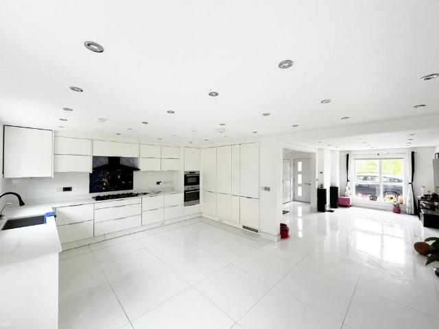 Lange Road, London 4 bed terraced house to rent £3,000 pcm £692 pw