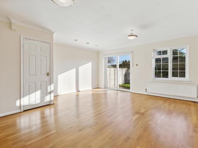 Langham Place, London, W4 3 bed terraced house to rent £3,800 pcm £877 pw