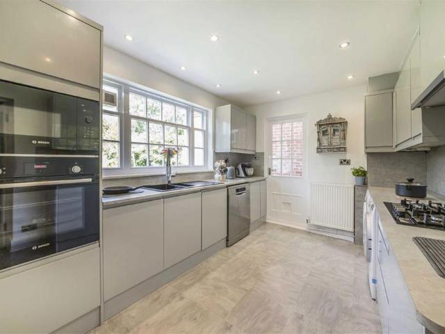 Langham Road, Teddington TW11 3 bed flat to rent £2,995 pcm £691 pw