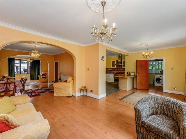 Langley Crescent Drive, Wanstead 5 bed semi detached house to rent £4,000 pcm £923 pw