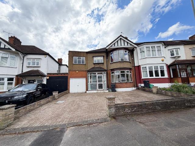 Langley Crescent, London, E11 5 bed semi detached house to rent £4,000 pcm £923 pw