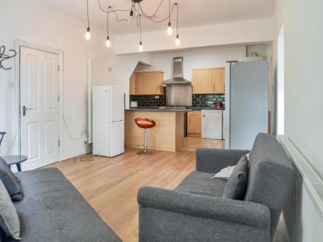 Langley Road, Manchester M14 6 bed semi detached house to rent £3,600 pcm £831 pw