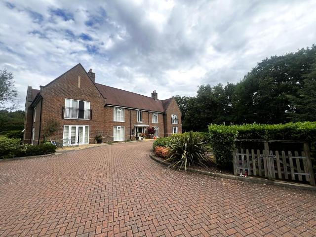 Langmore Lane, Haywards Heath, RH16 2 bed apartment to rent £1,650 pcm £381 pw