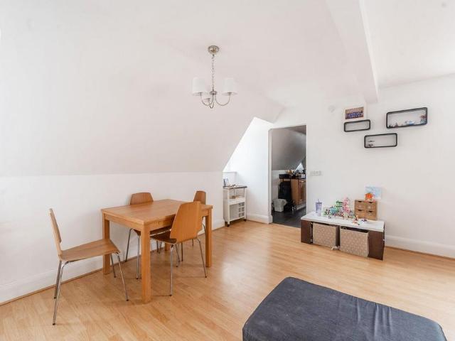 Langton House, Harrow, HA2 2 bed flat to rent £2,000 pcm £462 pw