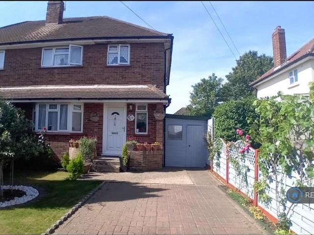 Langton Way, Egham, TW20 3 bed semi detached house to rent £2,300 pcm £531 pw