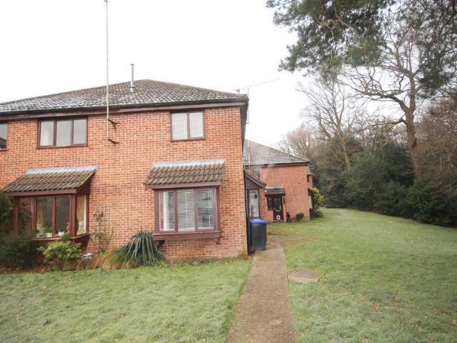 Langtons Meadow, Slough SL2 1 bed terraced house to rent £1,175 pcm £271 pw