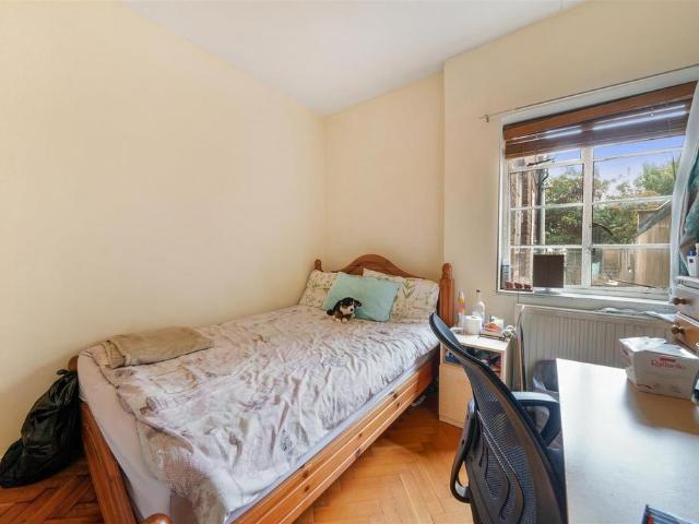 Langthorne Street, Fulham 2 bed flat to rent £2,400 pcm £554 pw