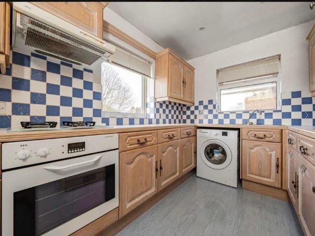 Lansbury Drive, Hayes, UB4 2 bed apartment to rent £1,975 pcm £456 pw
