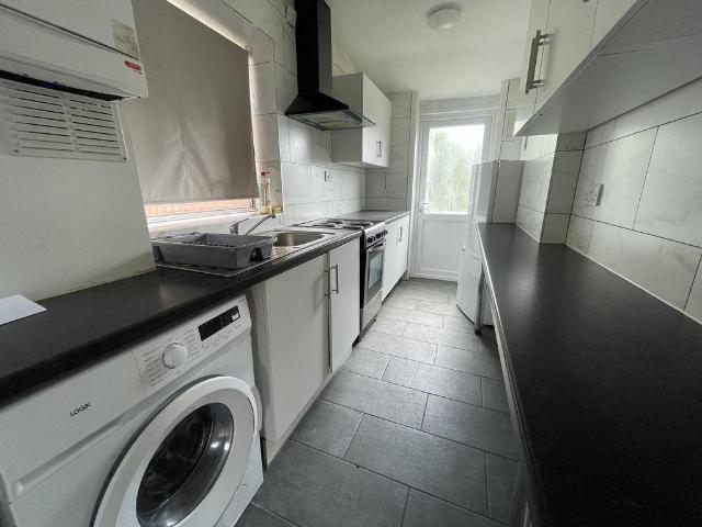 Lansbury Drive, Hayes, UB4 4 bed semi detached house to rent £2,750 pcm £635 pw