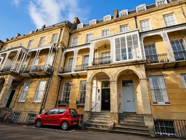 Lansdown, Cheltenham, GL50 2 bed flat to rent £1,425 pcm £329 pw