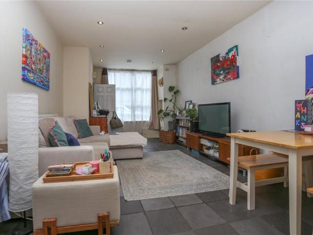 Lansdown Place Lane, Cheltenham. 2 bed terraced house to rent £1,195 pcm £276 pw