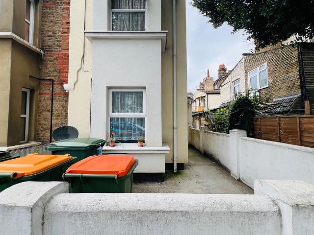 Lansdown Road, London E7, 3 bed flat to rent, £2,200 pcm | PrimeLocation