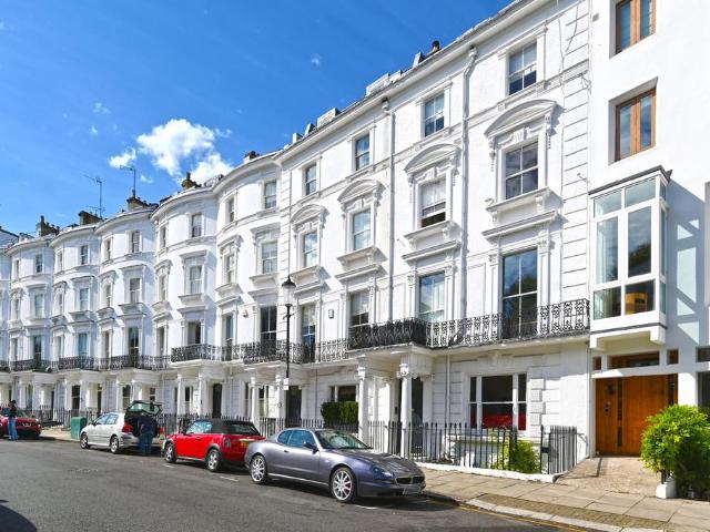 Lansdowne Crescent, W11 3 bed apartment to rent £14,733 pcm £3,400 pw