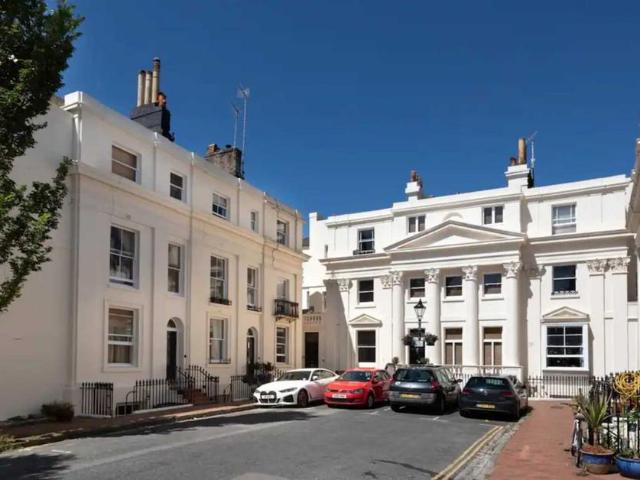 Lansdowne Square, Hove 5 bed terraced house to rent £5,000 pcm £1,154 pw