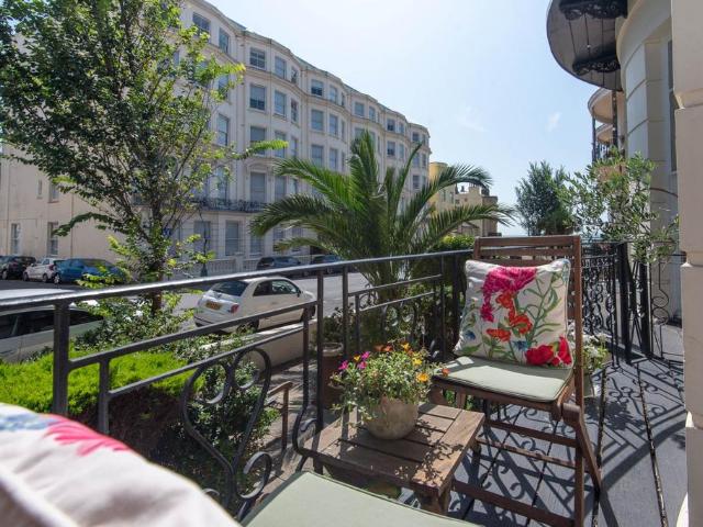 Lansdowne Place, Hove 1 bed flat to rent £1,995 pcm £460 pw