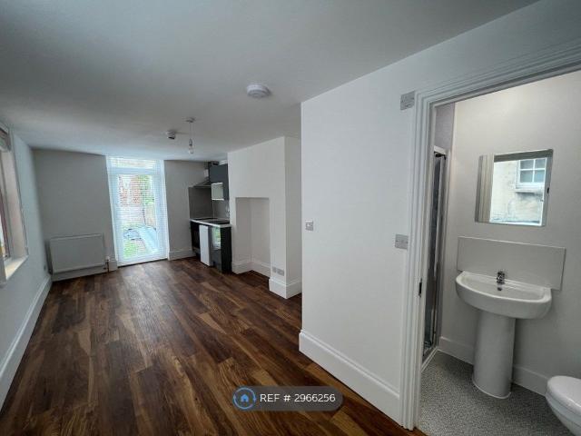 Lansdowne Place, Hove BN3, Studio to rent, £1,100 pcm | PrimeLocation
