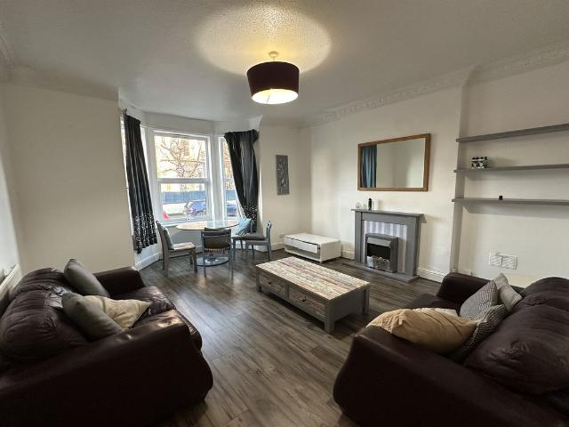 Laburnum Grove, Beeston NG9, 2 bed flat to rent, £1,000 pcm | PrimeLocation