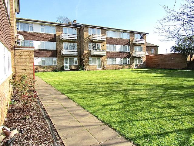 Laburnum Grove, Slough SL3, 2 bed flat to rent, £1,400 pcm | PrimeLocation