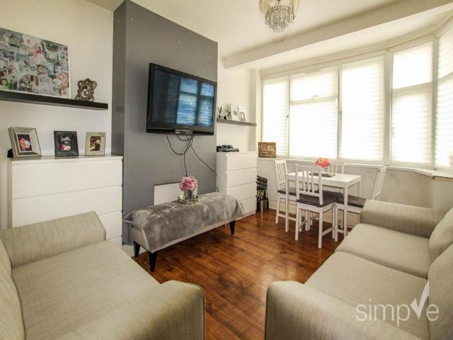 Laburnum Road, Hayes, Middlesex 2 bed flat to rent £1,900 pcm £438 pw