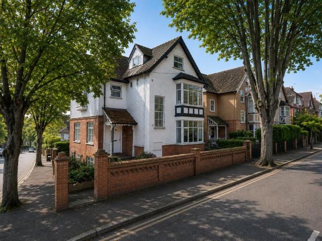 Laburnham Road, Maidenhead SL6, 2 bed flat to rent, £1,550 pcm | PrimeLocation