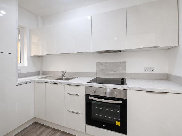 Laburnham Road, Maidenhead SL6, 2 bed flat to rent, £1,550 pcm | PrimeLocation