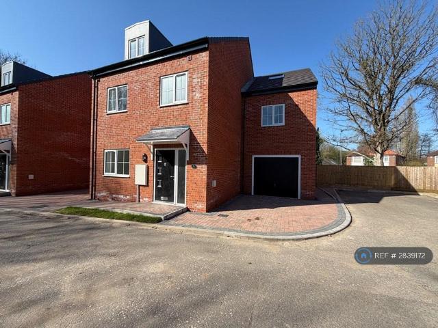 Lacewood Close, Bestwood Village. 5 bed detached house to rent £2,995 pcm £691 pw