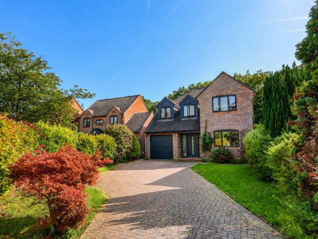 Lacey Drive, High Wycombe HP14 4 bed detached house to rent £3,500 pcm £808 pw