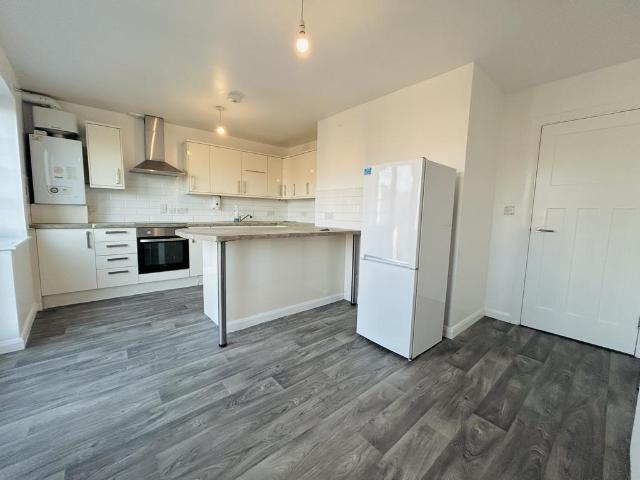 Lady Margaret Road, Southall UB1 2 bed flat to rent £2,150 pcm £496 pw