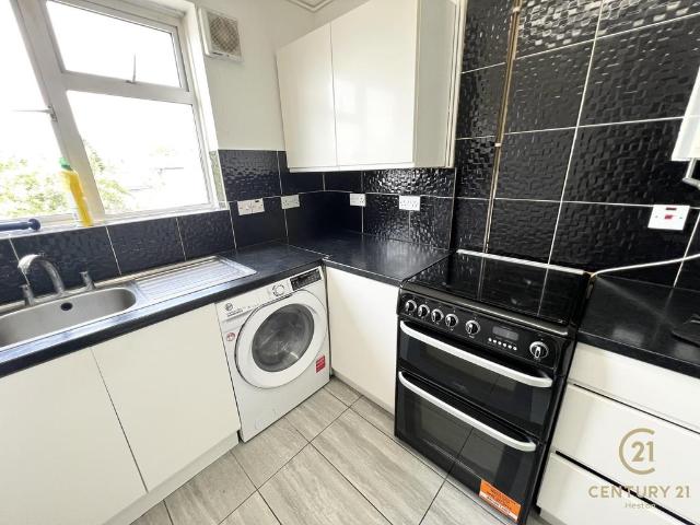Lady Margaret Road, SOUTHALL UB1 3 bed flat to rent £2,500 pcm £577 pw