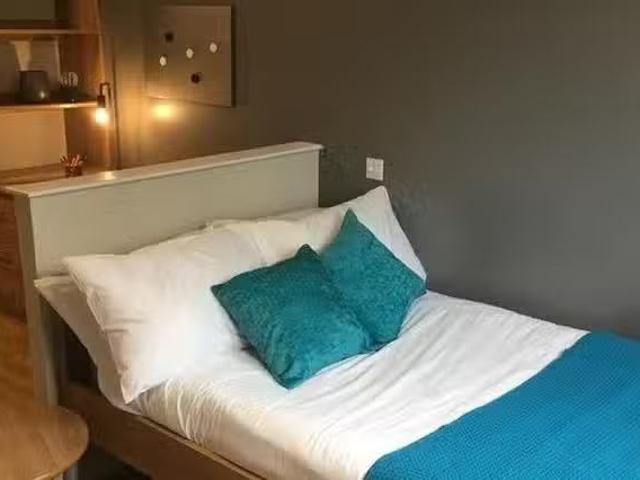 Lady Nicolson Court Gold Studio