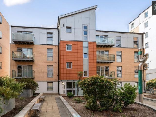 Lady Anne Court, Queen Mary Avenue, South Woodford, London E18, 2 bed flat to rent, £1,975 pcm | PrimeLocation
