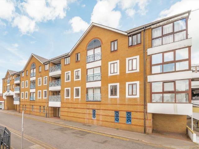 Lady Booth Road, Kingston Upon Thames. 1 bed flat to rent £1,600 pcm £369 pw
