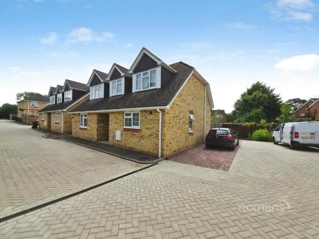 Lady Hatton Place, Stoke Poges. 4 bed detached house to rent £2,800 pcm £646 pw