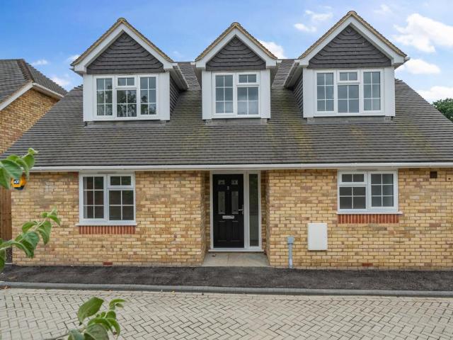 Lady Hatton Place, Stoke Poges. 4 bed detached house to rent £2,850 pcm £658 pw