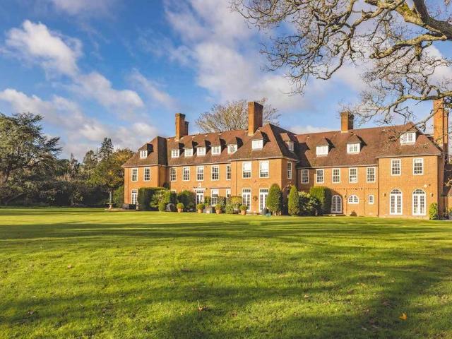 Lady Yorke Park, Seven Hills Road. 2 bed apartment to rent £1,900 pcm £438 pw