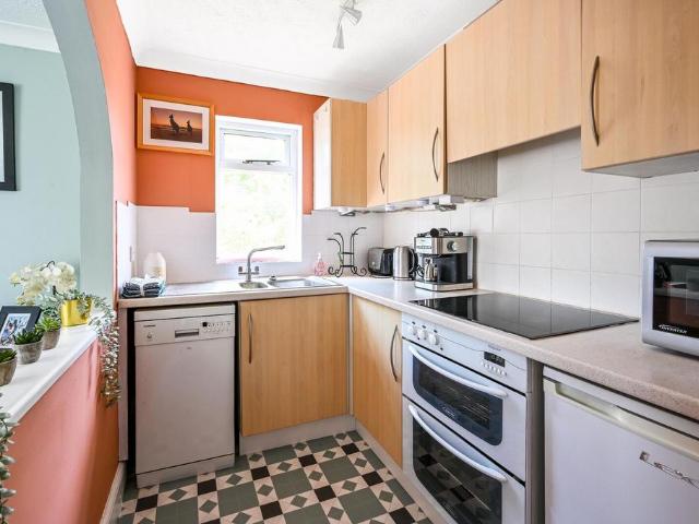 Ladygrove Drive, Burpham, Guildford, GU4 2 bed maisonette to rent £3,400 pcm £785 pw