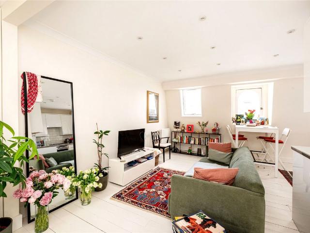 Ladbroke Crescent, London W11, 1 bed flat to rent, £2,500 pcm | PrimeLocation