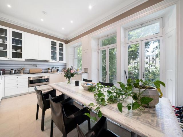 Ladbroke Gardens, London W11 2 bed flat to rent £8,335 pcm £1,923 pw