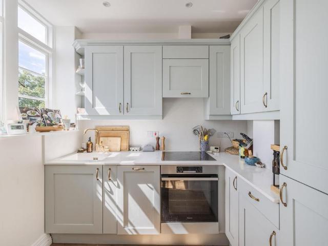 Ladbroke Grove, London 2 bed flat to rent £4,100 pcm £946 pw