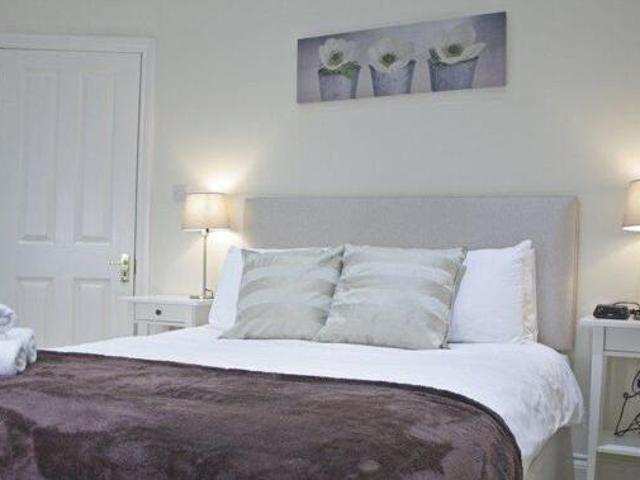 Ladbroke Grove, London, 2 Bedroom Flat