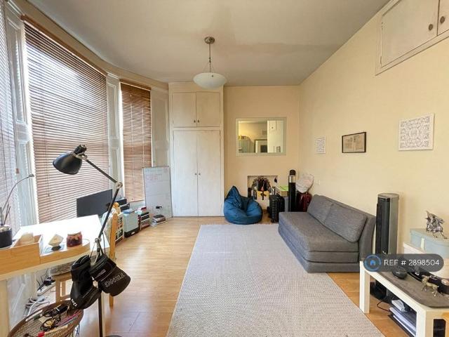 Ladbroke Grove, London, W10 Studio to rent £1,600 pcm £369 pw