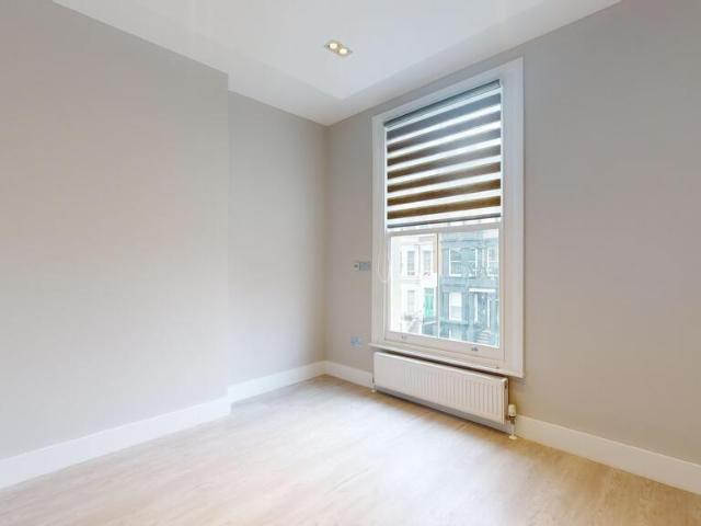 Ladbroke Grove, London W10 2 bed flat to rent £2,750 pcm £635 pw