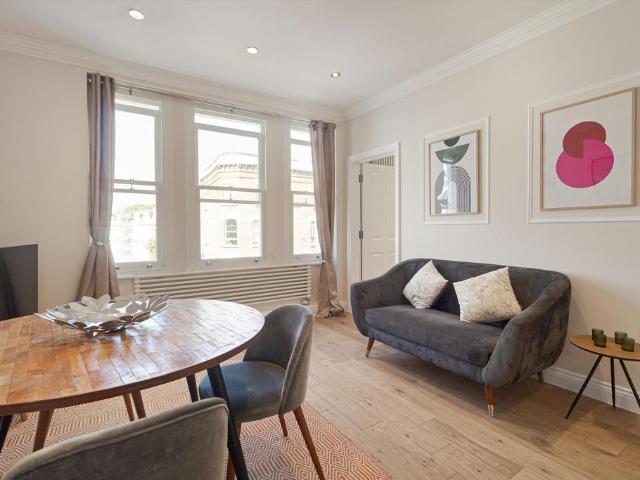 Ladbroke Grove, London, W11 1 bed flat to rent £2,903 pcm £670 pw
