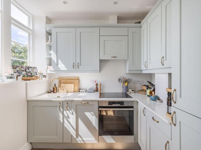 Ladbroke Grove, London W11, 2 bed flat to rent, £4,100 pcm | PrimeLocation