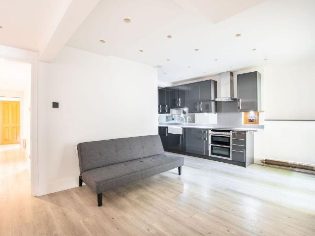Ladbroke Grove, North Kensington, London W10, 2 bed flat to rent, £3,250 pcm | PrimeLocation