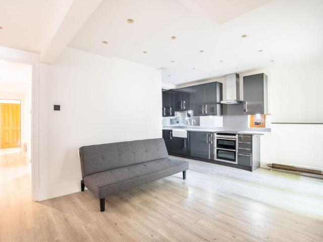 Ladbroke Grove, North Kensington. 2 bed flat to rent £3,150 pcm £727 pw